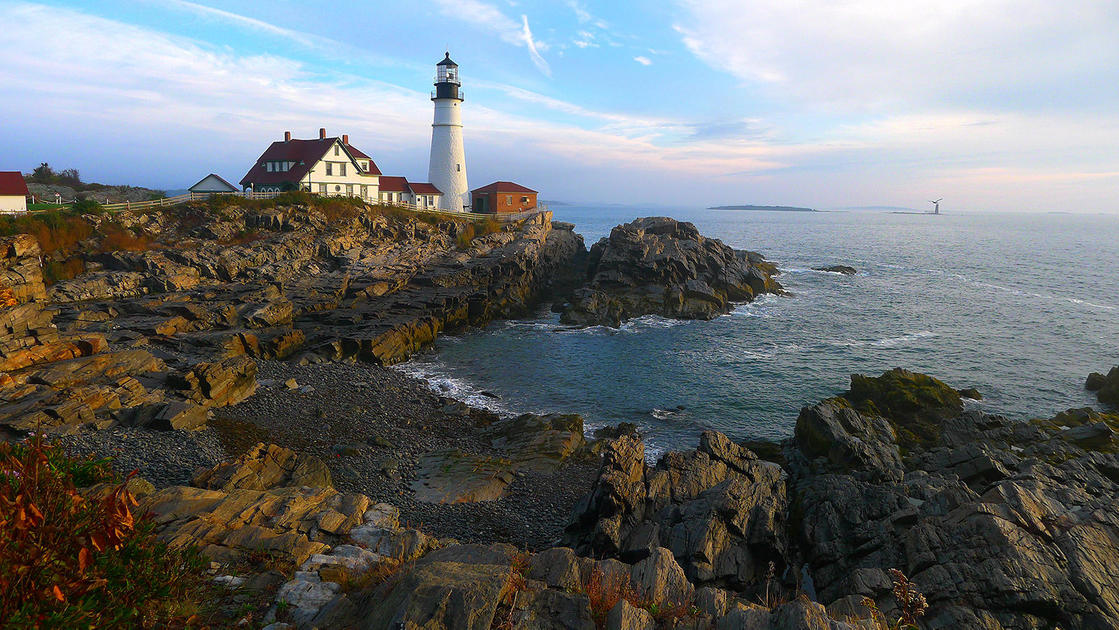 7 Historic Lighthouses That Stand Guard Over Rocky Cliffs and Sandy ...